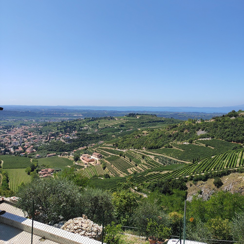 vista delle colline e lago dal belvedere | DOVESIBA